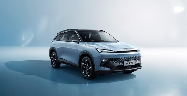 北京新魔方PK长安CS55 PLUS：“第一辆车”如何选择？_腾讯新闻