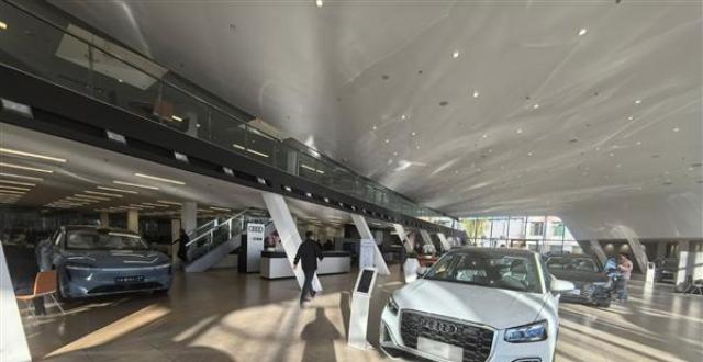 传统豪华不香了！奥迪4S展出智界R7、奔驰4S开卖问界M9_腾讯新闻