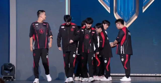 挑杯首轮战况：AG、TTG领跑积分榜，WB爆冷不敌主播队，DRG也惨败_腾讯新闻