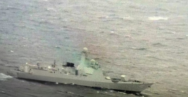 P8A南海耍无赖，低空飞跃052D长沙舰，被歼11贴脸实弹驱离_腾讯新闻