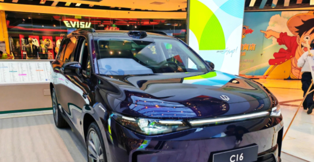 零跑C16实车，配置剑指理想L6，大电视小桌板，价格将低于20万_腾讯新闻