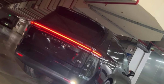 零跑C16实车现身，气场不输理想L8，配后排吸顶屏，支持2.4C超充_腾讯新闻