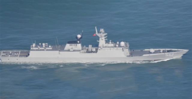 4艘菲公务船试图闯黄岩岛，054A驱离_腾讯新闻