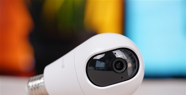 看似灯泡其实是个智能家居摄像机！萤石C8b 4G版图赏_腾讯新闻