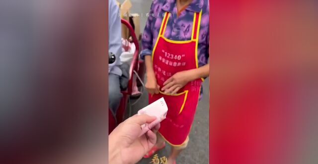 两位老人骑三轮蹭坏汽车，司机拒赔偿并自掏腰包……｜看见正能量 腾讯新闻