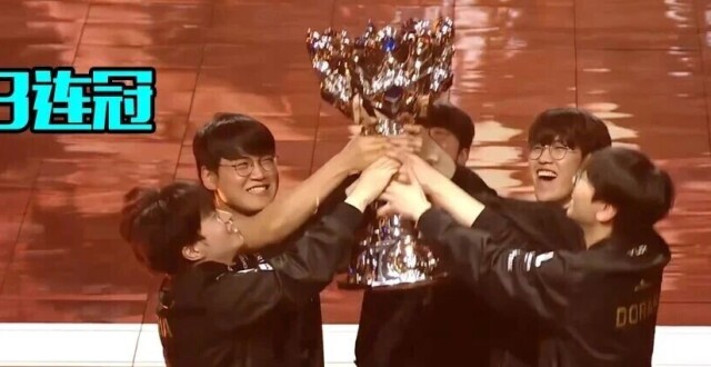 T1拿下史上首个3连冠，Faker成为6冠王！Uzi为FMVP Gumayusi颁奖_腾讯新闻