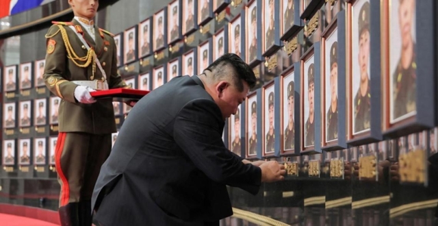 西方称阵亡4000，朝鲜召开大会曝光101人阵亡名单，金正恩落泪跪地授勋、普京罕见表态腾讯新闻 6407