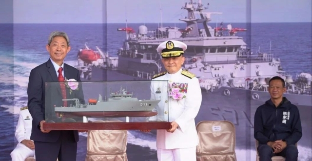 台伪军“大武”舰交付_腾讯新闻