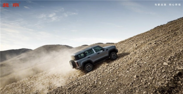 坦克300最强对手！全新BJ40刀锋英雄版上市 售18.98万元_腾讯新闻