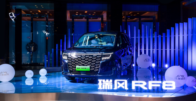 华为热度与大模型技术加持，江淮瑞风RF8冲击20万级MPV市场_腾讯新闻