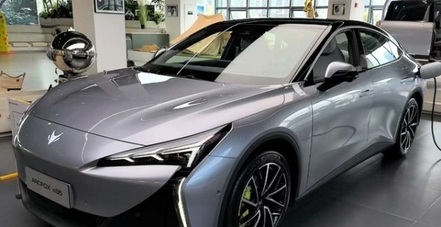 北汽极狐3天后发阿尔法S5！配800V，比：比亚迪海豹更便宜_腾讯新闻