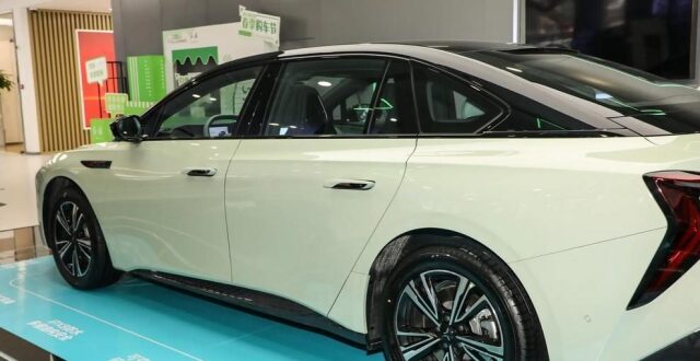 纯电体验820km，零百加速3.5秒，轴距3米，体验红旗EH7_腾讯新闻