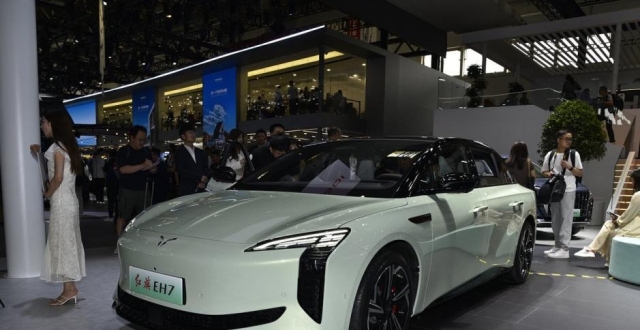 红旗新能源推出新车，EH7续航可达800km，价格跟小米SU7接近_腾讯新闻