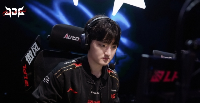 JDG3-2淘汰EDG，晋级下一轮！AD巨大差距，Peyz泽丽杀疯了_腾讯新闻