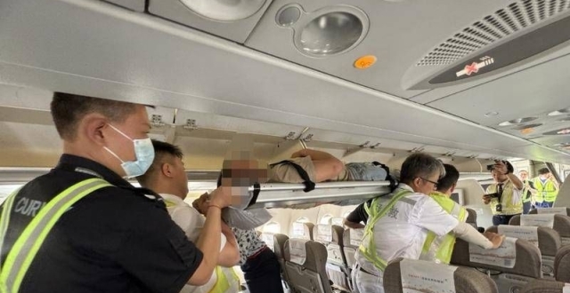 飞机上男子突发心脏不适 为救人航班提前27分钟落地_腾讯新闻