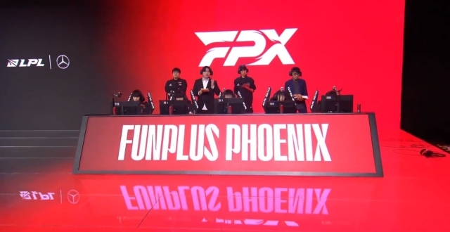 LPL第一摆烂队登场，韩援令人失望！卧龙凤雏扎堆，观众血压升高_腾讯新闻