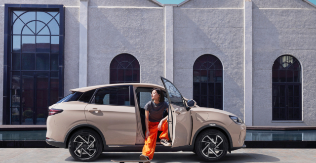 续航401km，7.38万起的哪吒AYA上市，还买海鸥和缤果吗？_腾讯新闻