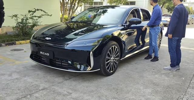 奇瑞风云A9实车现身，长超5米+4座布局，配524马力+续航2000km_腾讯新闻