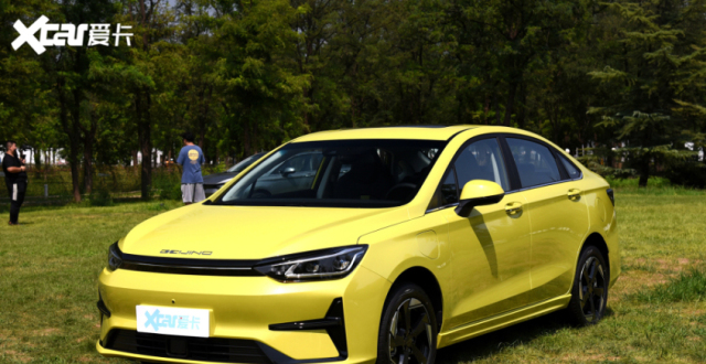 北京汽车新EU5 PLUS亮相 8月18日上市_腾讯新闻