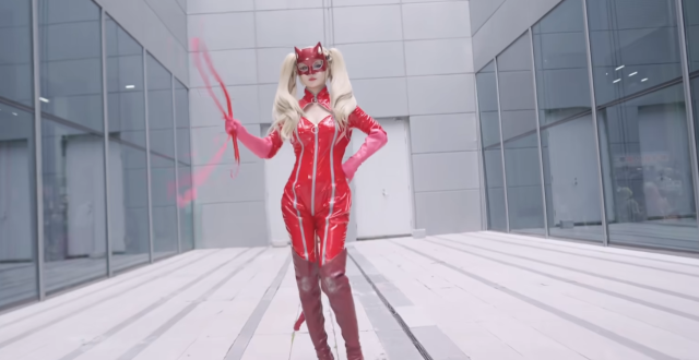 白天阿姨，晚上辣妹，P5X这阿姨首次COS就成漫展人气王！_腾讯新闻