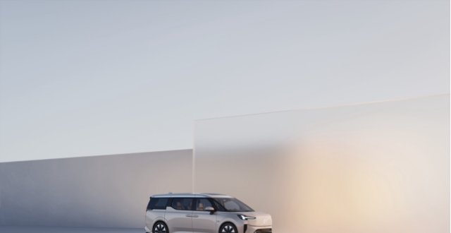 沃尔沃MPV EM90全球首发 售价81.8万元_腾讯新闻