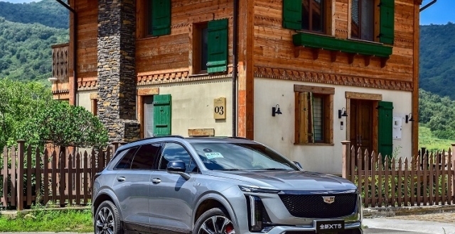 搭配33英寸9K中控屏！全新凯迪拉克XT5实车亮相_腾讯新闻