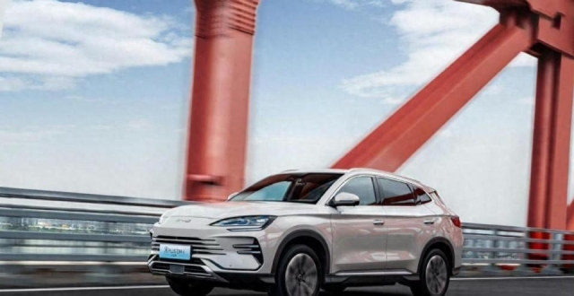 13.58万起配后四连杆，这款SUV续航1500km，亏电油耗3.9L/100km_腾讯新闻