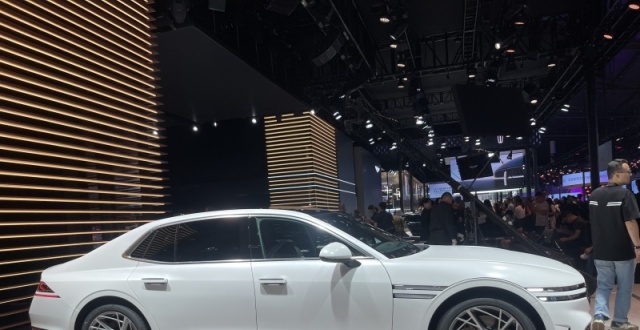 2023成都车展：捷尼赛思G90售69.88万元起_腾讯新闻