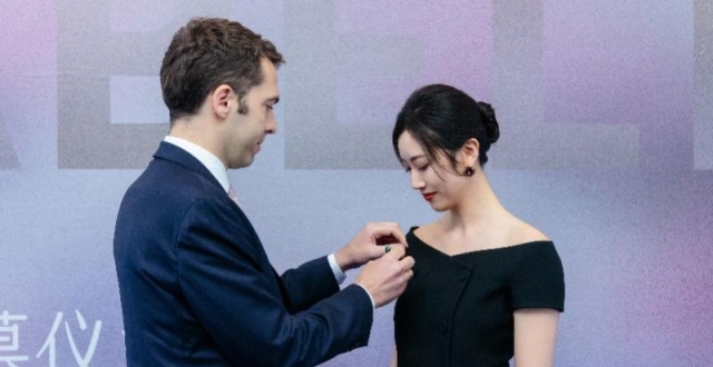 今日美术馆馆长张然获颁法国艺术与文学领域殊荣骑士勋章_腾讯新闻