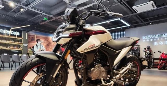 轻量化极致车型！1.88万，宗申·马拉古蒂新车M250R，纯正意式血统_腾讯新闻