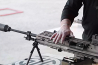 军武回顾：MG338机枪采用活塞短行程导气式自动方式，有效射程超过2000米_腾讯新闻