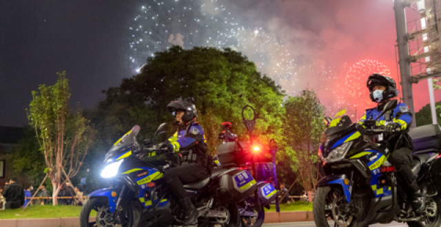 “帅就算了，还靠谱！”帮女生捡回手机后，长沙特警收到这面锦旗_腾讯新闻