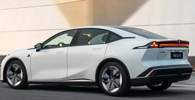 深蓝四十万辆下线：11.99万 限量4000台 深蓝经典·SL03有何看点？_腾讯新闻