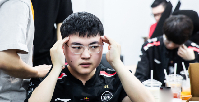 EDG击败OMG双喜临门，UZI笑容满面，老粉激动：阿水要小心了_腾讯新闻