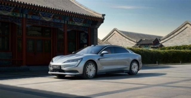 比亚迪仰望U7再现绝活！160km/h同侧双轮爆胎依旧稳稳前行_腾讯新闻