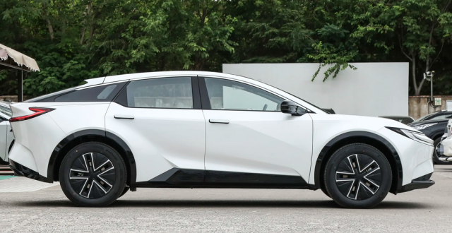 铂智3X“站”起来了，一汽丰田bz5照猫画虎，能闭眼入吗？_腾讯新闻