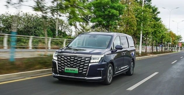 MPV界首个AI大模型上车 瑞风RF8智聆版值得入手_腾讯新闻