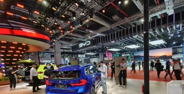 蔚来新款ES6亮相人气火爆，BBA光环不再展台无人问津_腾讯新闻