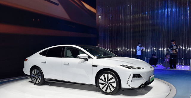 5分钟充电180km，吉利E8想把800V价格打进20万内？_腾讯新闻