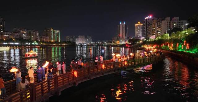 Guangdong's Heyuan hosts inaugural Fish Lantern Night Parade_腾讯新闻