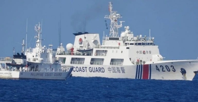 仁爱礁海域对峙：中方除海警船外，另有渔船配合，驱护舰在外围警戒_腾讯新闻