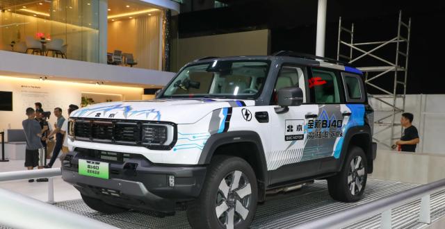 北京BJ40“魔核电驱版”，预售22.48万不算贵？双电机548马力_腾讯新闻