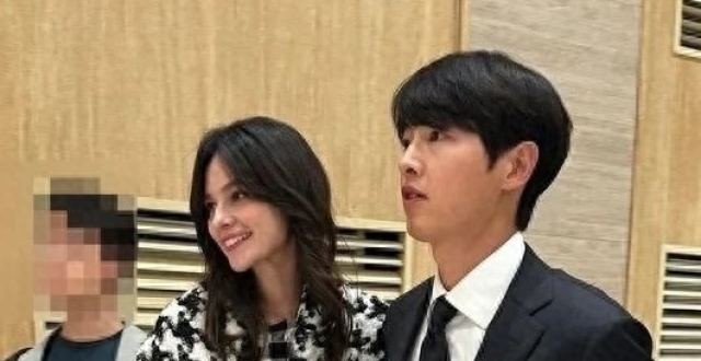 宋仲基和妻子凯蒂，出席妹妹的婚礼，现场照公开，成韩网热门话题_腾讯新闻