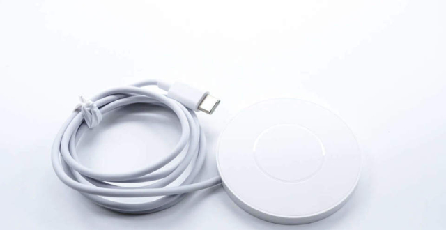 拆解报告：IDMIX大麦15W磁吸无线充电器W12_腾讯新闻