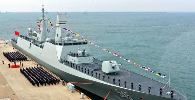 055、052和054B三舰同框：054B型护卫舰体量最小，垂发数量只有32单元，未来或许有改进的空间_腾讯新闻