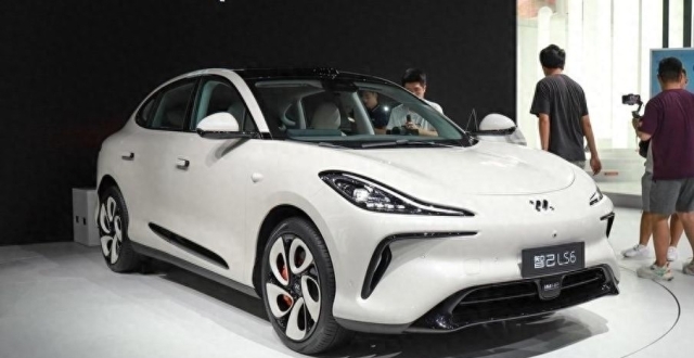 【成都车展】LS7青春版，800V快充，零百3.5s，智己LS6亮相_腾讯新闻