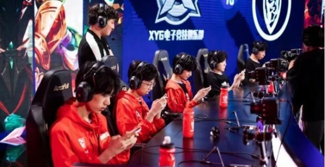 XYG迎来三连败，被曝灵梦转辅助，与KSG一战至关重要！_腾讯新闻