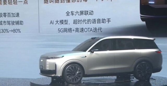 奇瑞风云T11定位家庭大六座旗舰SUV 支持六屏联动第二排座椅横向移动_腾讯新闻