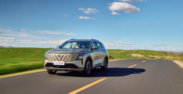 新车导购|12.19万起！长安第四代CS75 PLUS上市，三联屏/新蓝鲸1.5T+8AT怎么选？_腾讯新闻