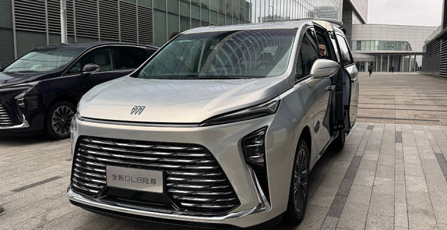 全新别克GL8，换四条胎还是30万最舒适MPV，赛那会再降价？_腾讯新闻